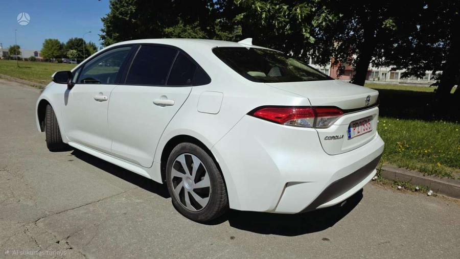 White Toyota Corolla 2020 in Klaipeda, with an engine capacity of 1.80 L and mileage of 100 thousand km for 15250 €, photo 5 on AUTOMOTO.COM.LV