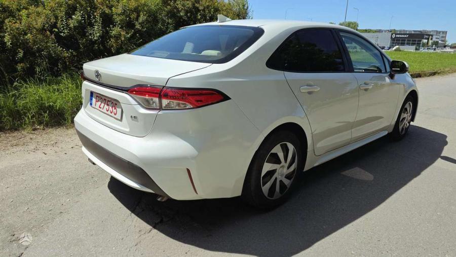 White Toyota Corolla 2020 in Klaipeda, with an engine capacity of 1.80 L and mileage of 100 thousand km for 15250 €, photo 7 on AUTOMOTO.COM.LV