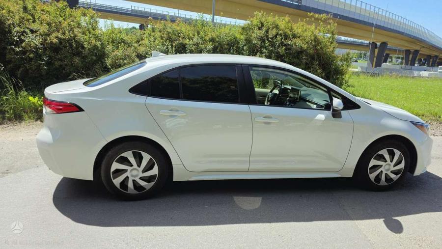 White Toyota Corolla 2020 in Klaipeda, with an engine capacity of 1.80 L and mileage of 100 thousand km for 15250 €, photo 8 on AUTOMOTO.COM.LV