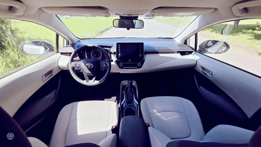 White Toyota Corolla 2020 in Klaipeda, with an engine capacity of 1.80 L and mileage of 100 thousand km for 15250 €, photo 14 on AUTOMOTO.COM.LV