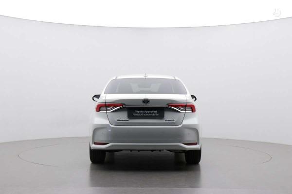 White Toyota Corolla 2020 in Vilnius, with an engine capacity of 1.80 L and mileage of 33 thousand km for 24900 €, photo 5 on AUTOMOTO.COM.LV