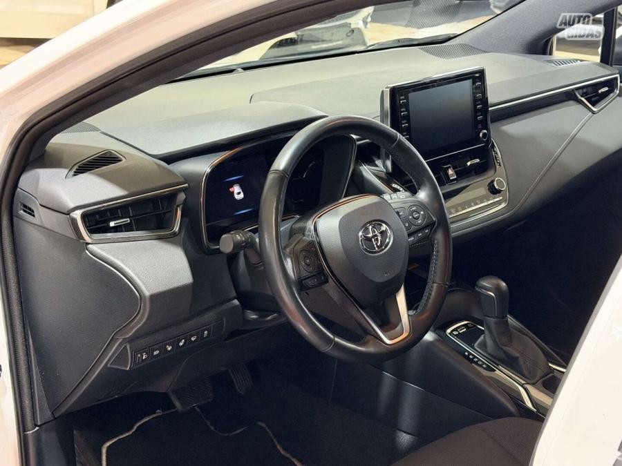 White Toyota Corolla 2021 in Kaunas, with an engine capacity of 1.80 L and mileage of 39 thousand km for 24357 €, photo 13 on AUTOMOTO.COM.LV