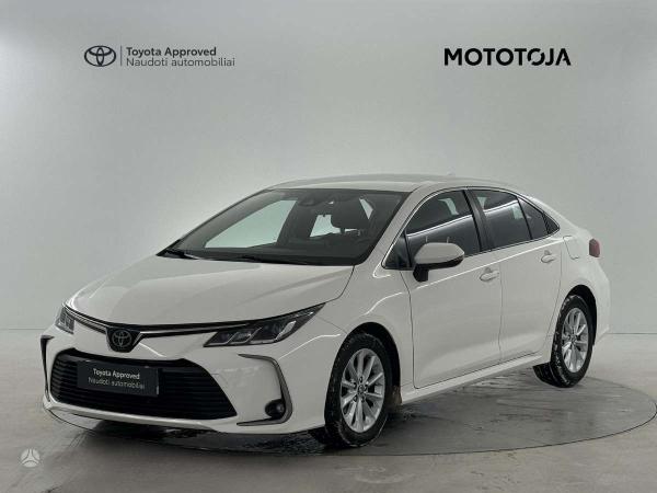 White Toyota Corolla 2021 in Vilnius, with an engine capacity of 1.49 L and mileage of 152 thousand km for 14900 €, photo 1 on AUTOMOTO.COM.LV