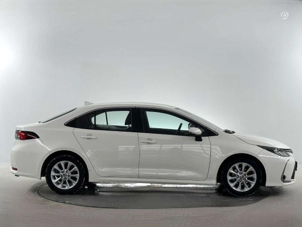 White Toyota Corolla 2021 in Vilnius, with an engine capacity of 1.49 L and mileage of 152 thousand km for 14900 €, photo 6 on AUTOMOTO.COM.LV