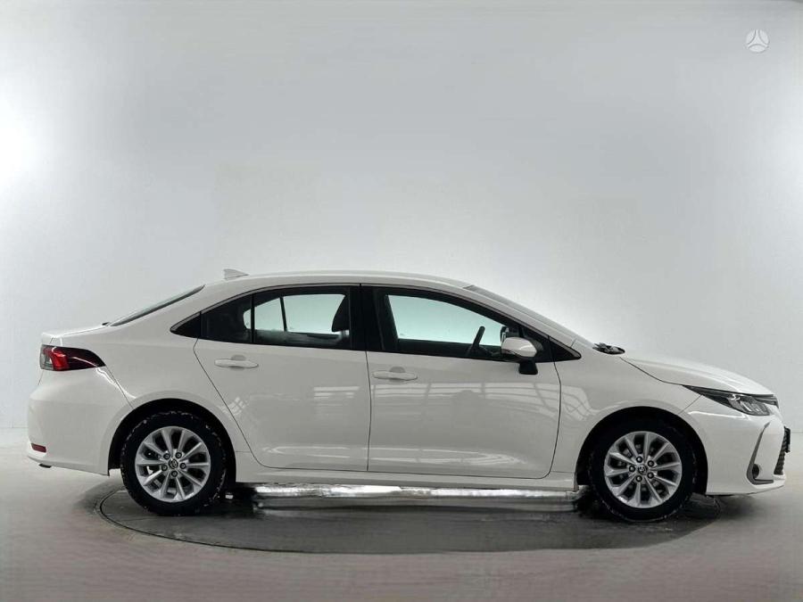 White Toyota Corolla 2021 in Vilnius, with an engine capacity of 1.49 L and mileage of 152 thousand km for 14900 €, photo 6 on AUTOMOTO.COM.LV
