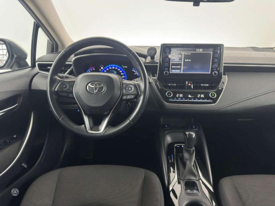 White Toyota Corolla 2021 in Vilnius, with an engine capacity of 1.49 L and mileage of 152 thousand km for 14900 €, photo 11 on AUTOMOTO.COM.LV