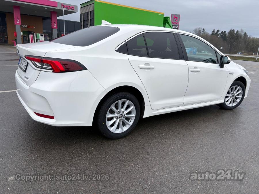 White Toyota Corolla 2021 in Tallinn, with an engine capacity of 1.80 L and mileage of 107 thousand km for 17680 €, photo 5 on AUTOMOTO.COM.LV