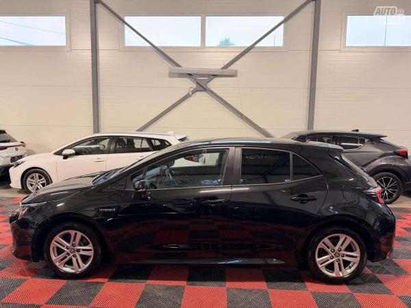 White Toyota Corolla 2021 in Vilnius, with an engine capacity of 1.80 L and mileage of 188 thousand km for 14950 €, photo 3 on AUTOMOTO.COM.LV