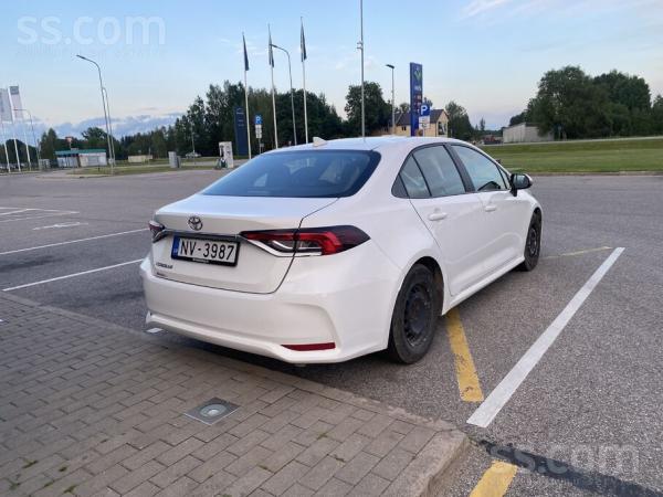White Toyota Corolla 2021 in Riga, with an engine capacity of 1.50 L and mileage of 67 thousand km for 12200 €, photo 2 on AUTOMOTO.COM.LV