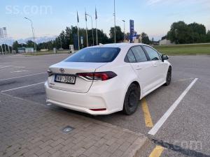 White Toyota Corolla 2021 in Riga, with an engine capacity of 1.50 L and mileage of 67 thousand km for 12200 €, photo 3 on AUTOMOTO.COM.LV