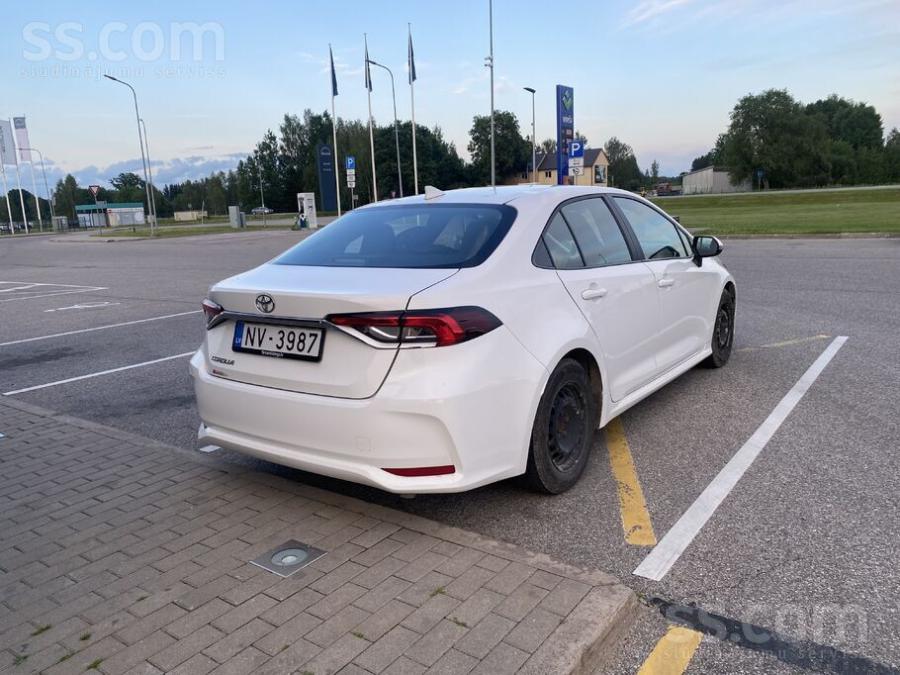 White Toyota Corolla 2021 in Riga, with an engine capacity of 1.50 L and mileage of 67 thousand km for 12200 €, photo 3 on AUTOMOTO.COM.LV