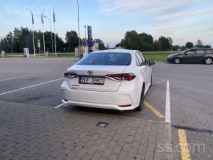 White Toyota Corolla 2021 in Riga, with an engine capacity of 1.50 L and mileage of 67 thousand km for 12200 €, photo 4 on AUTOMOTO.COM.LV