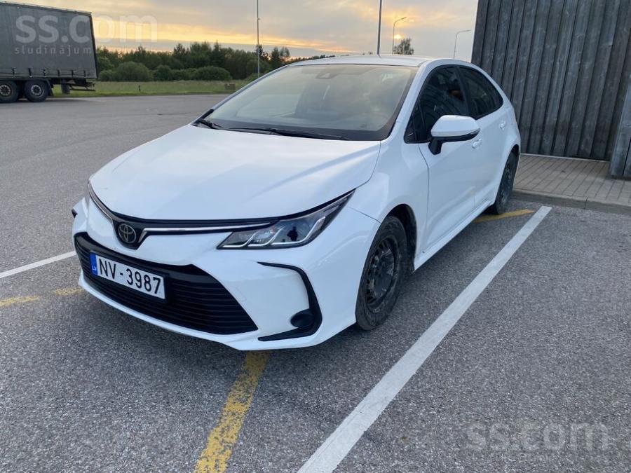 White Toyota Corolla 2021 in Riga, with an engine capacity of 1.50 L and mileage of 67 thousand km for 12200 €, photo 5 on AUTOMOTO.COM.LV