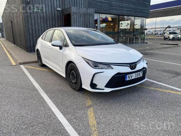 White Toyota Corolla 2021 in Riga, with an engine capacity of 1.50 L and mileage of 67 thousand km for 12200 €, photo 5 on AUTOMOTO.COM.LV