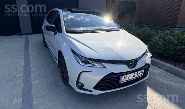 White Toyota Corolla 2021 in Riga, with an engine capacity of 1.80 L and mileage of 50 thousand km for 20000 €, photo 1 on AUTOMOTO.COM.LV