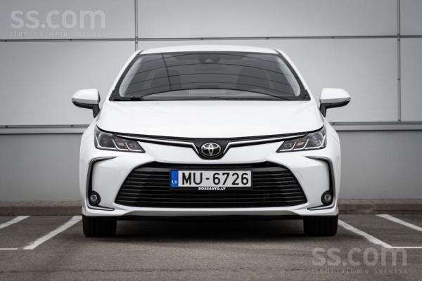 White Toyota Corolla 2021 in Riga, with an engine capacity of 1.50 L and mileage of 40 thousand km for 15500 €, photo 3 on AUTOMOTO.COM.LV
