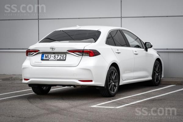 White Toyota Corolla 2021 in Riga, with an engine capacity of 1.50 L and mileage of 40 thousand km for 15500 €, photo 5 on AUTOMOTO.COM.LV