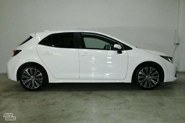 White Toyota Corolla 2022 in Kaunas, with an engine capacity of 1.80 L and mileage of 58 thousand km for 23203 €, photo 5 on AUTOMOTO.COM.LV