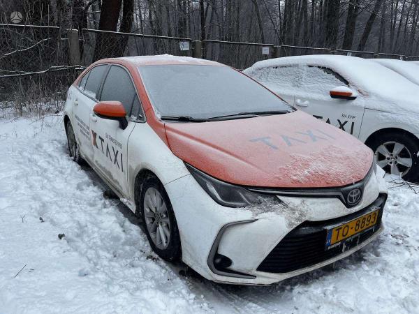 White Toyota Corolla 2022 in Riga, with an engine capacity of 1.50 L and mileage of 300 thousand km for 7865 €, photo 2 on AUTOMOTO.COM.LV