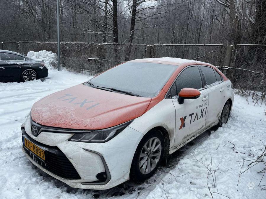 White Toyota Corolla 2022 in Riga, with an engine capacity of 1.50 L and mileage of 300 thousand km for 7865 €, photo 3 on AUTOMOTO.COM.LV