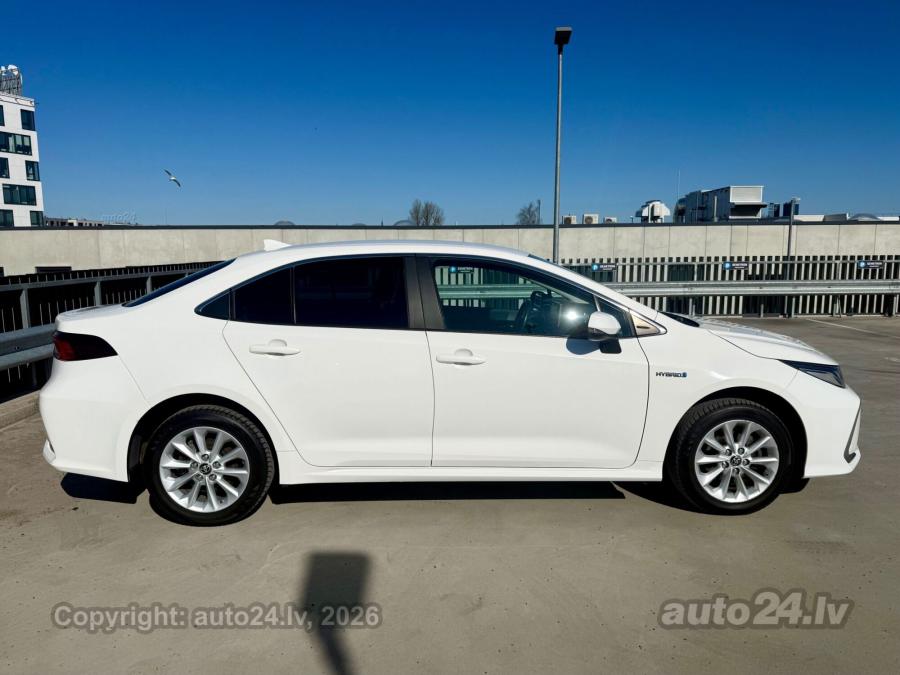 White Toyota Corolla 2022 in Tallinn, with an engine capacity of 1.80 L and mileage of 100 thousand km for 16990 €, photo 6 on AUTOMOTO.COM.LV