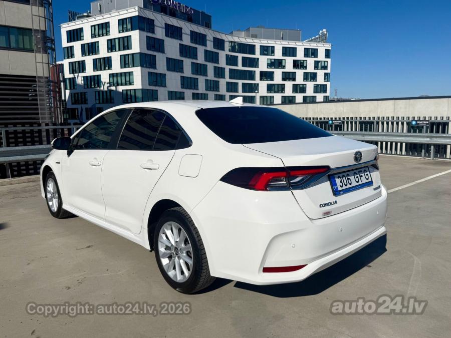 White Toyota Corolla 2022 in Tallinn, with an engine capacity of 1.80 L and mileage of 100 thousand km for 16990 €, photo 8 on AUTOMOTO.COM.LV