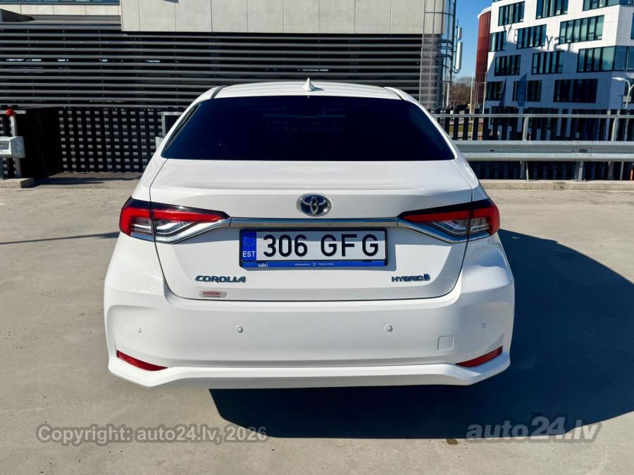 White Toyota Corolla 2022 in Tallinn, with an engine capacity of 1.80 L and mileage of 100 thousand km for 16990 €, photo 9 on AUTOMOTO.COM.LV