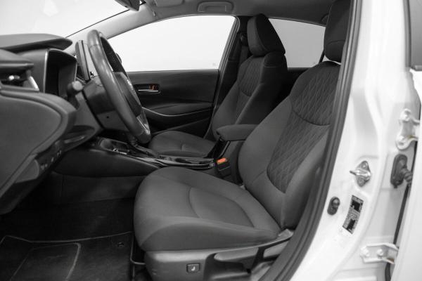 White Toyota Corolla 2022 in Vilnius, with an engine capacity of 1.80 L and mileage of 123 thousand km for 15900 €, photo 5 on AUTOMOTO.COM.LV