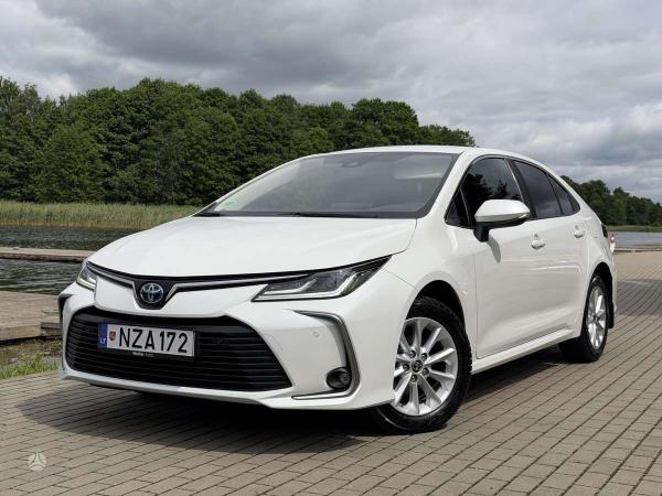 White Toyota Corolla 2022 in Vilnius, with an engine capacity of 1.80 L and mileage of 125 thousand km for 18200 €, photo 1 on AUTOMOTO.COM.LV