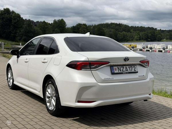 White Toyota Corolla 2022 in Vilnius, with an engine capacity of 1.80 L and mileage of 125 thousand km for 18200 €, photo 4 on AUTOMOTO.COM.LV