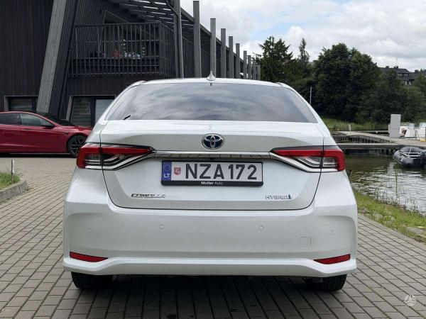 White Toyota Corolla 2022 in Vilnius, with an engine capacity of 1.80 L and mileage of 125 thousand km for 18200 €, photo 5 on AUTOMOTO.COM.LV