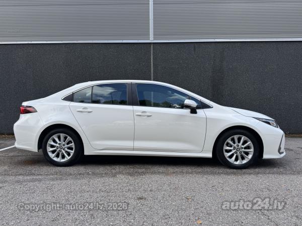 White Toyota Corolla 2022 in Parnu, with an engine capacity of 1.50 L and mileage of 75 thousand km for 18990 €, photo 2 on AUTOMOTO.COM.LV