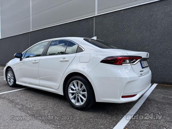 White Toyota Corolla 2022 in Parnu, with an engine capacity of 1.50 L and mileage of 75 thousand km for 18990 €, photo 4 on AUTOMOTO.COM.LV
