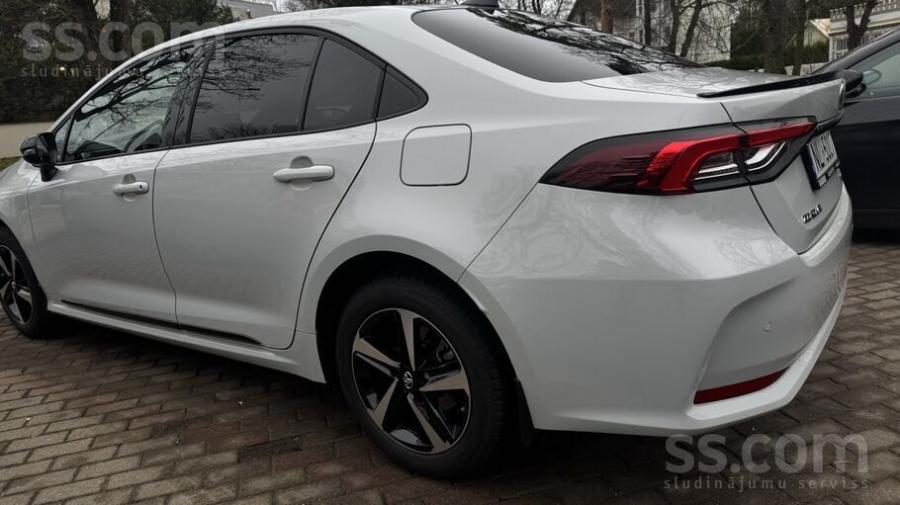 White Toyota Corolla 2023 in Riga, with an engine capacity of 1.80 L and mileage of 31 thousand km for 24990 €, photo 2 on AUTOMOTO.COM.LV