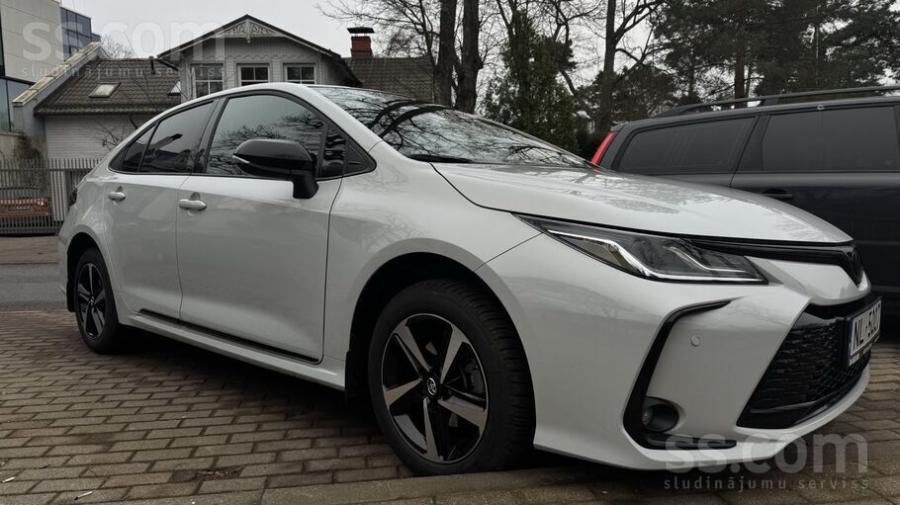 White Toyota Corolla 2023 in Riga, with an engine capacity of 1.80 L and mileage of 31 thousand km for 24990 €, photo 3 on AUTOMOTO.COM.LV