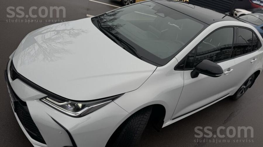 White Toyota Corolla 2023 in Riga, with an engine capacity of 1.80 L and mileage of 31 thousand km for 24990 €, photo 4 on AUTOMOTO.COM.LV