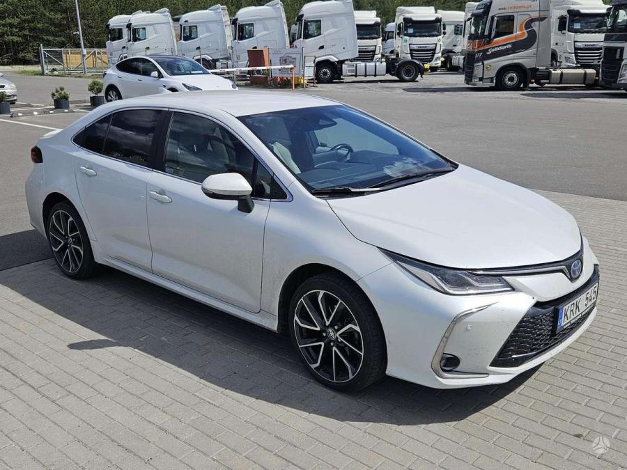 White Toyota Corolla 2024 in Kaunas, with an engine capacity of 1.80 L and mileage of 98 thousand km for 25800 €, photo 1 on AUTOMOTO.COM.LV