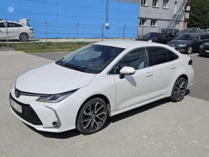 White Toyota Corolla 2024 in Kaunas, with an engine capacity of 1.80 L and mileage of 98 thousand km for 25800 €, photo 3 on AUTOMOTO.COM.LV