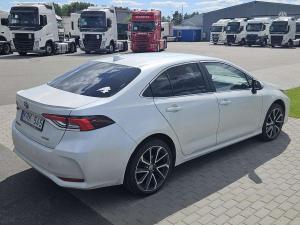 White Toyota Corolla 2024 in Kaunas, with an engine capacity of 1.80 L and mileage of 98 thousand km for 25800 €, photo 4 on AUTOMOTO.COM.LV