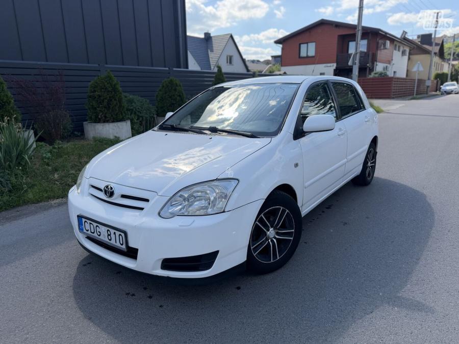 White Toyota Corolla 2006 in Kaunas, with an engine capacity of 1.60 L and mileage of 275 thousand km for 2200 €, photo 1 on AUTOMOTO.COM.LV