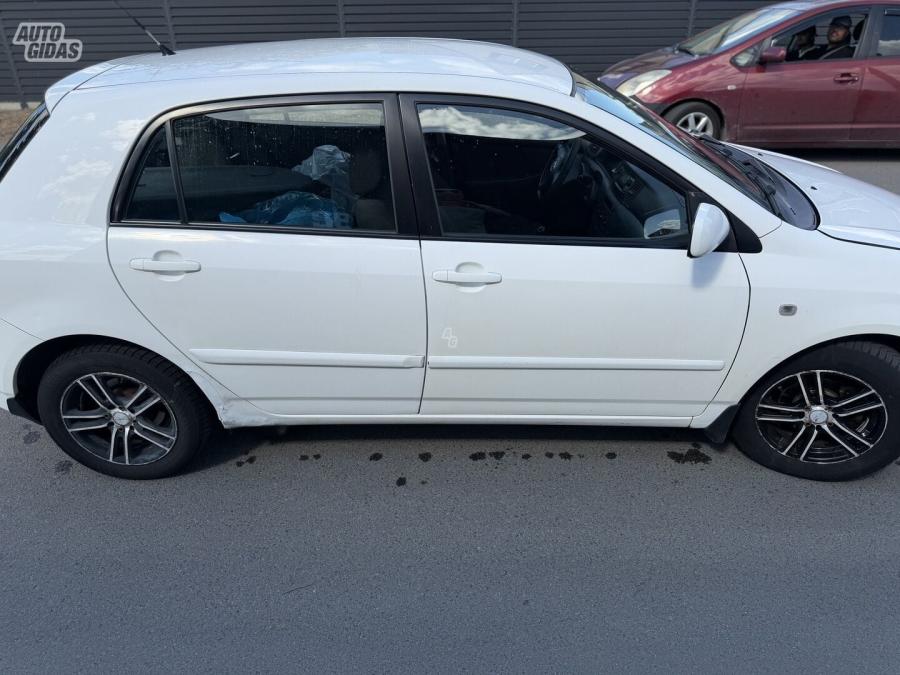 White Toyota Corolla 2006 in Kaunas, with an engine capacity of 1.60 L and mileage of 275 thousand km for 2200 €, photo 6 on AUTOMOTO.COM.LV