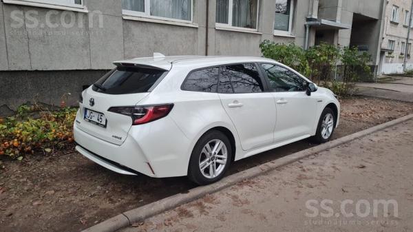 White Toyota Corolla 2019 in Riga, with an engine capacity of 1.80 L and mileage of 178 thousand km for 15100 €, photo 3 on AUTOMOTO.COM.LV