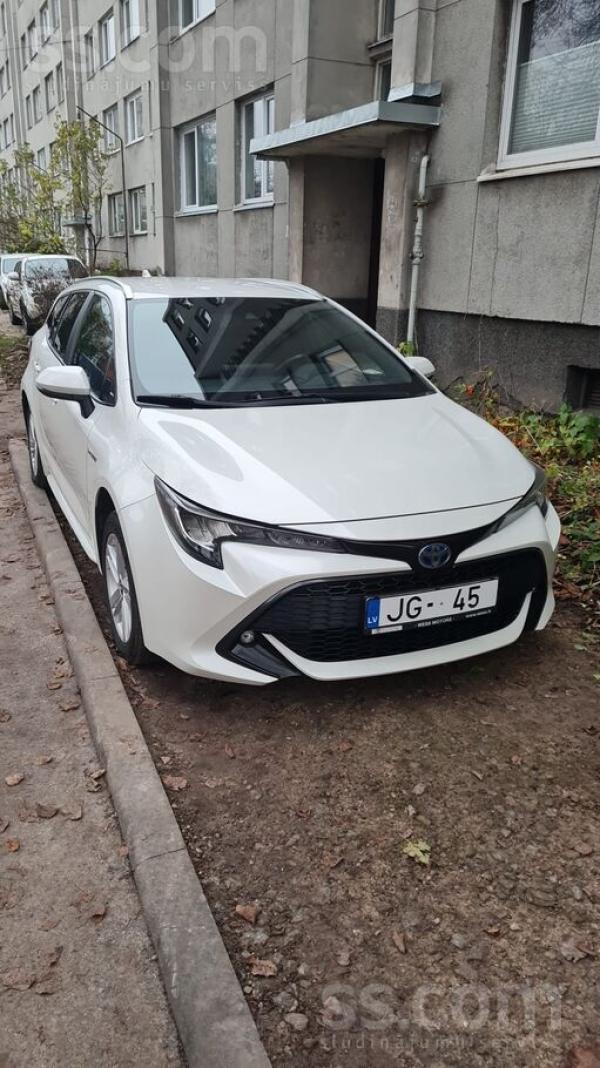White Toyota Corolla 2019 in Riga, with an engine capacity of 1.80 L and mileage of 178 thousand km for 15100 €, photo 4 on AUTOMOTO.COM.LV