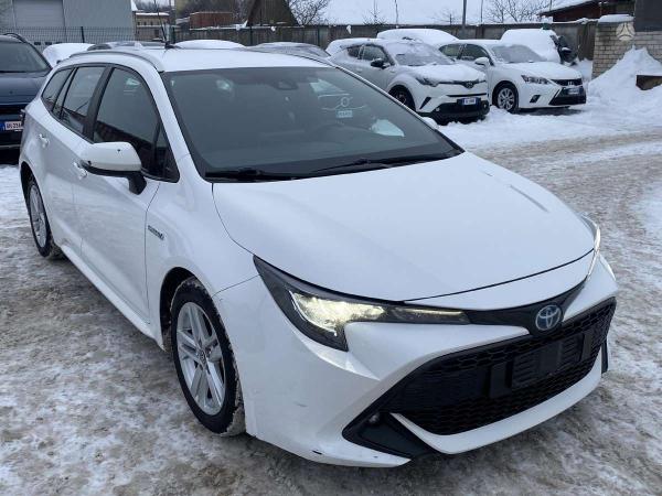 White Toyota Corolla 2019 in Vilnius, with an engine capacity of 1.80 L and mileage of 182 thousand km for 12700 €, photo 4 on AUTOMOTO.COM.LV