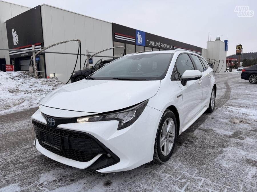White Toyota Corolla 2019 in Vilnius, with an engine capacity of 1.80 L and mileage of 398 thousand km for 11450 €, photo 1 on AUTOMOTO.COM.LV