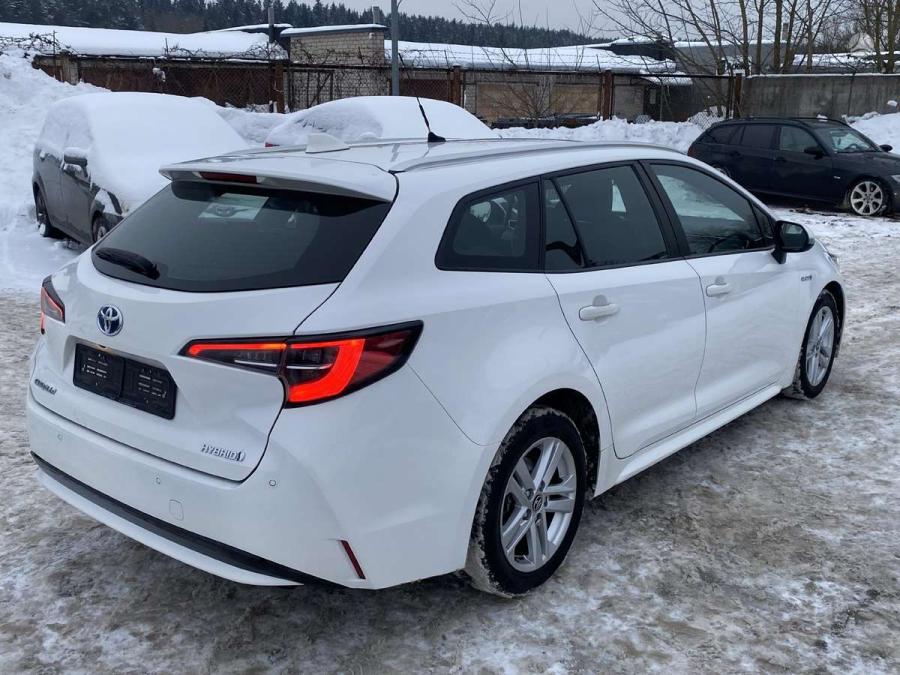 White Toyota Corolla 2019 in Vilnius, with an engine capacity of 1.80 L and mileage of 182 thousand km for 11900 €, photo 6 on AUTOMOTO.COM.LV
