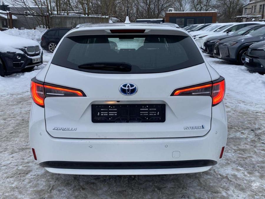 White Toyota Corolla 2019 in Vilnius, with an engine capacity of 1.80 L and mileage of 182 thousand km for 11900 €, photo 8 on AUTOMOTO.COM.LV