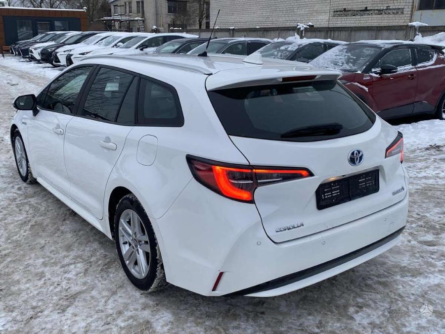 White Toyota Corolla 2019 in Vilnius, with an engine capacity of 1.80 L and mileage of 182 thousand km for 11900 €, photo 10 on AUTOMOTO.COM.LV