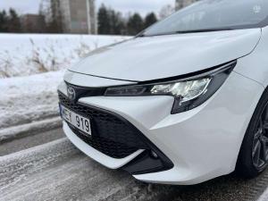 White Toyota Corolla 2019 in Kaunas, with an engine capacity of 1.80 L and mileage of 280 thousand km for 13500 €, photo 2 on AUTOMOTO.COM.LV