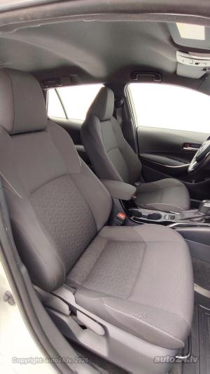 White Toyota Corolla 2019 in Tallinn, with an engine capacity of 1.20 L and mileage of 93 thousand km for 15495 €, photo 7 on AUTOMOTO.COM.LV
